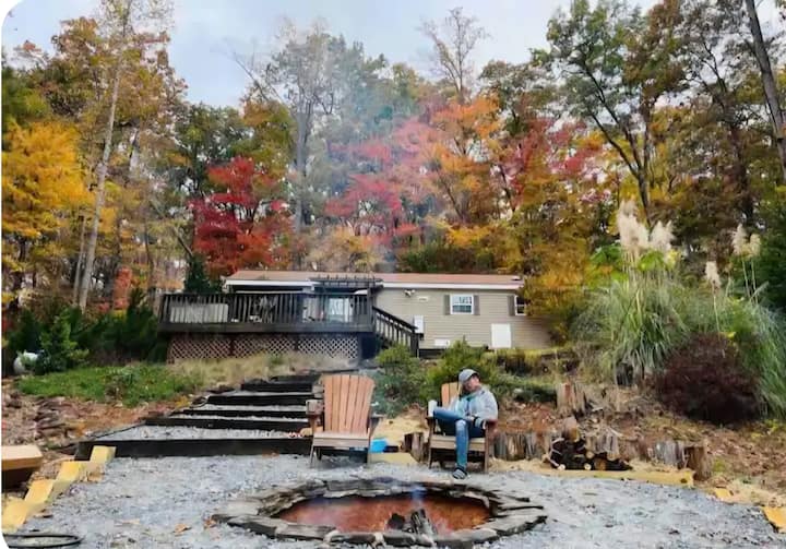 New Romantic Hottub Deck Couples Retreat - Lake Lure, NC