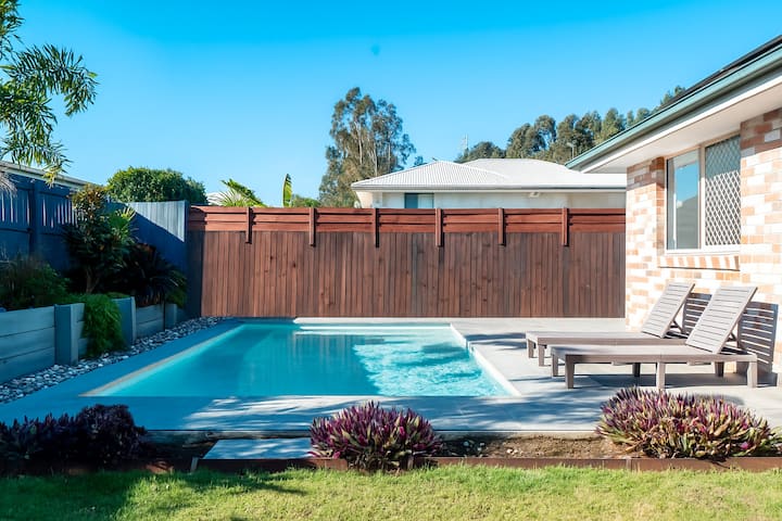 Theme Park Retreat - Sunlit Stillness By The Pool - Gold Coast