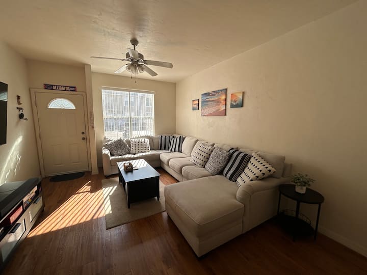 Cozy Townhouse, 25 Minute Walk To Uf Campus - Gainesville, FL