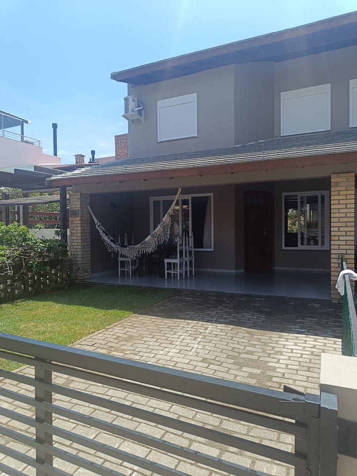 Casa 3 Dorms Renovada A 150m Da Praia - Garopaba