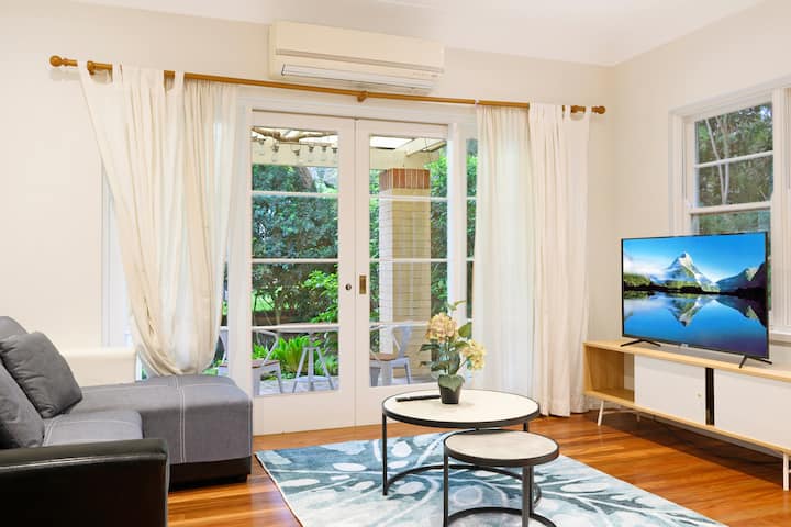 Modern & Spacious 5br Roseville Retreat - Ryde