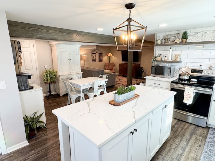 Modern Farmhouse Retreat Near Mwsu - Saint Joseph, MO