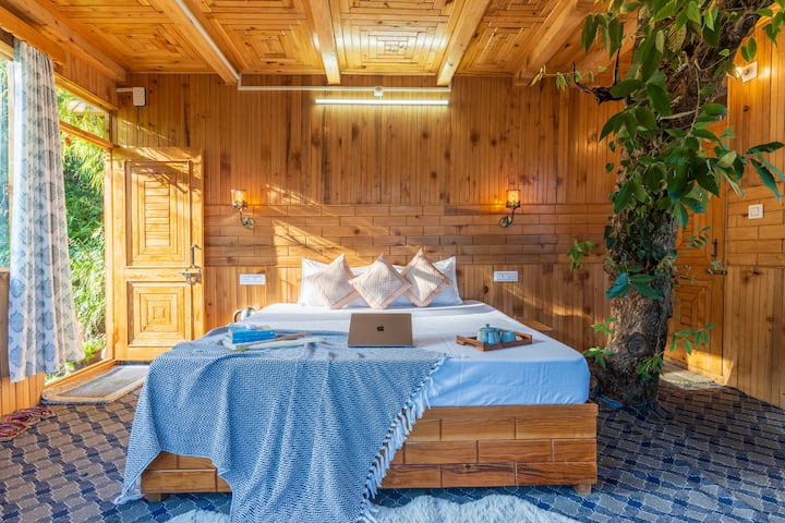 Treehouse Amidst Nature In Jibhi | Cozy Fireplace - Himachal Pradesh