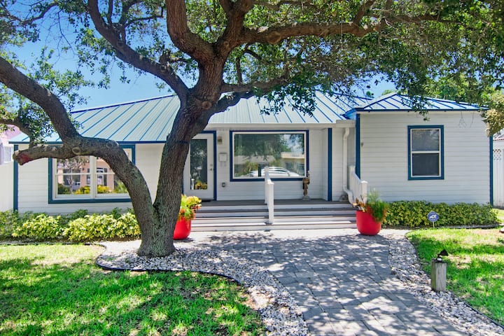 Blue Sky Beach Cottage - Cocoa Beach Downtown - Cocoa Beach, FL