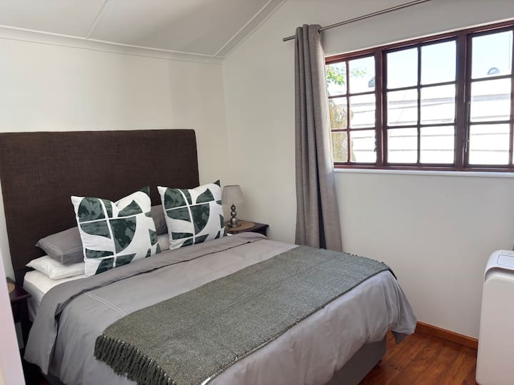 Bonnie Doon Elevated Forest Cottage - East London