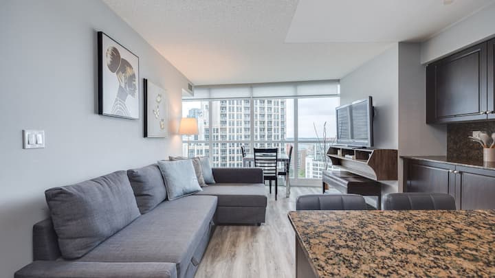 Cn Tower Views • 2br+den Condo W/ Parking - Mississauga