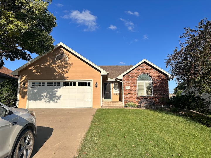 Linda's Lovely Home - Topeka, KS