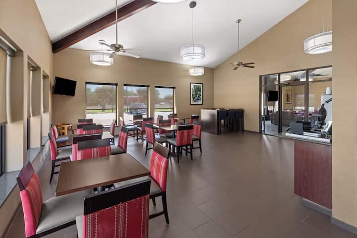 2 Queen Beds | Super 8 Alexandria | Family Stay - Alexandria, LA
