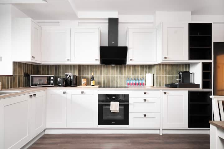 Modern 3 Bed In A Gated Complex - Central London