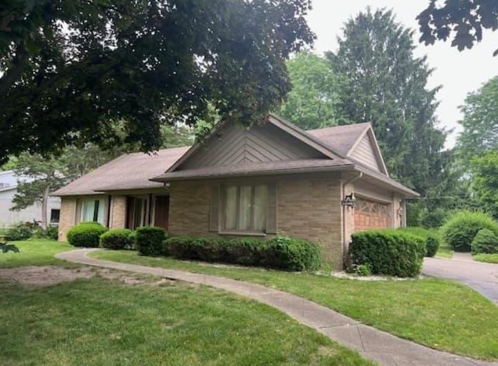 6 Bed 2.5 Bath Home Large Drive & Yard - Flushing, MI