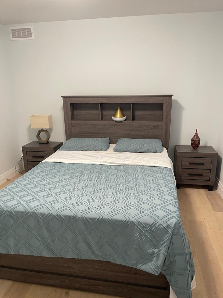 Private Queen Room • Comber • Wi-fi & Parking - Lakeshore