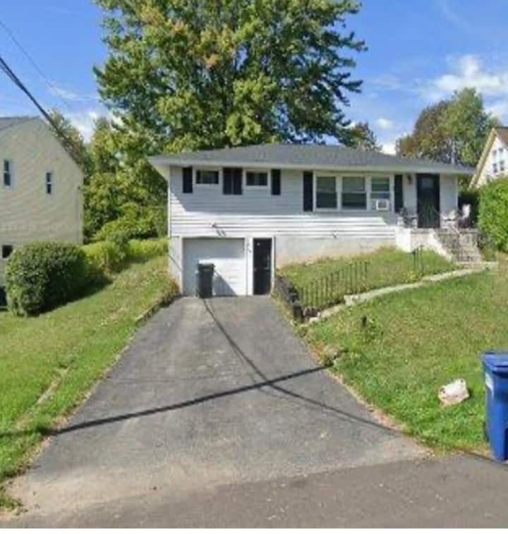 Peaceful, Clean, Conveniently Located Quiet Stay. - Syracuse, NY