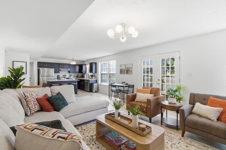 5br Family Retreat • Sleeps 14 • Dog-friendly - Zionsville, IN