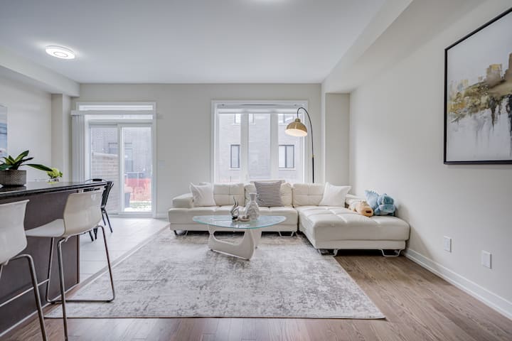 Rural Charm Retreat – Peace & Comfort In Pickering - Ajax