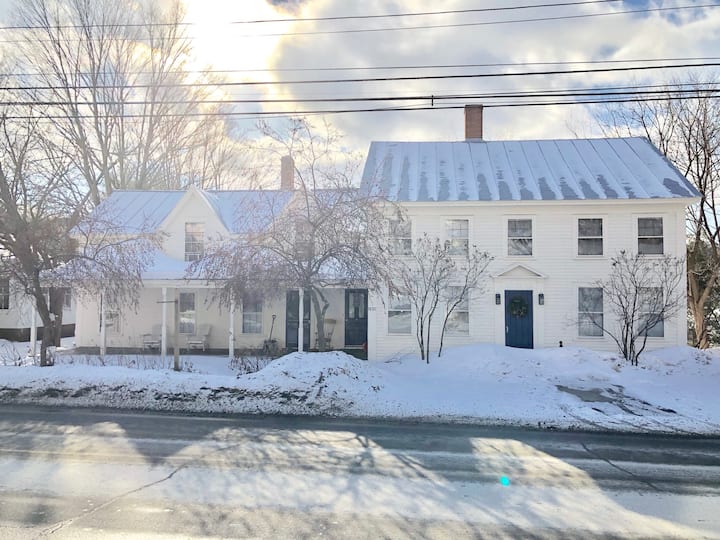 Beautiful Quechee Main St Apartment With Views! - Hartford, VT