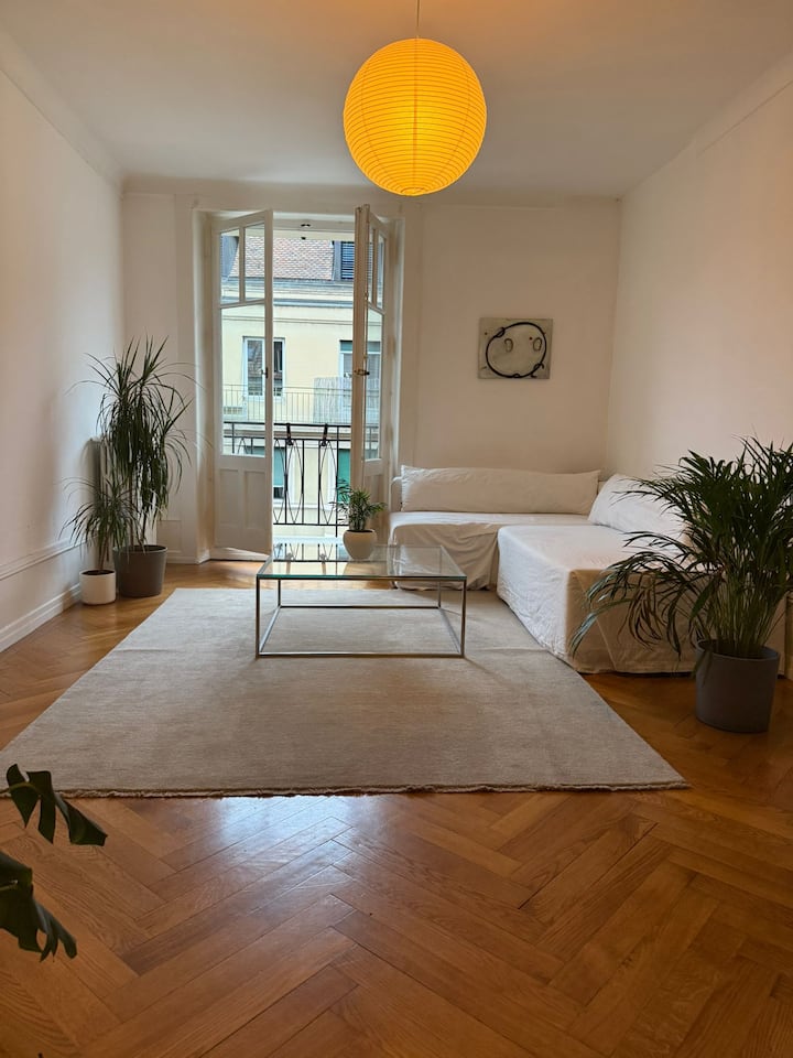 Stay Right In Front Of Geneva’s Famous Jet D’eau - Genève