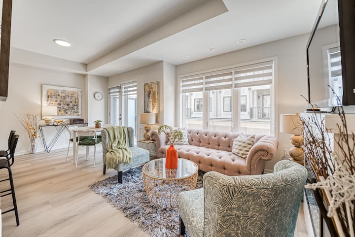 Chic Urban 2br Stay • Cozy Patio • Free Parking - Markham, Canada