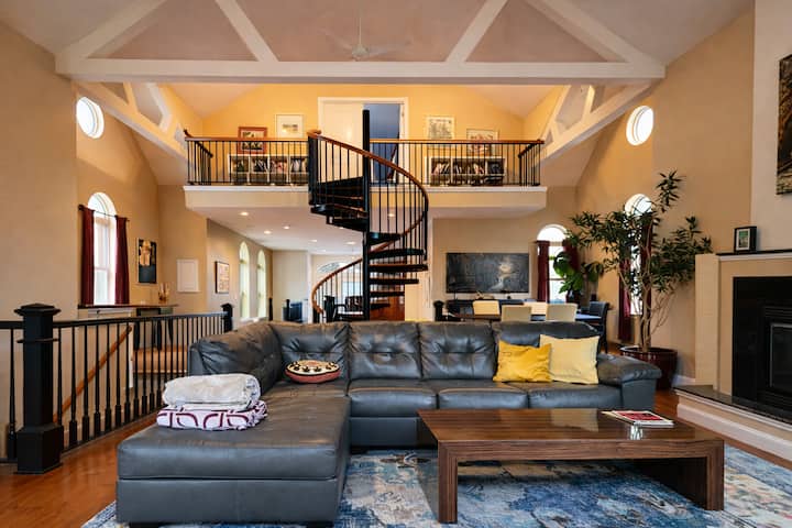 Cream City Loft + Sleeps 6 + Large Deck - Milwaukee
