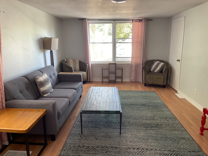 Sunny & Spacious 3 Bedroom Apartment - Kingston, Ontàrio, Canadà