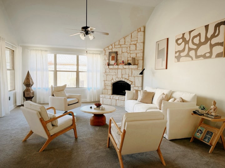Xavier's Bedroom: Bright Spacious Modern Upstairs - Denton, TX