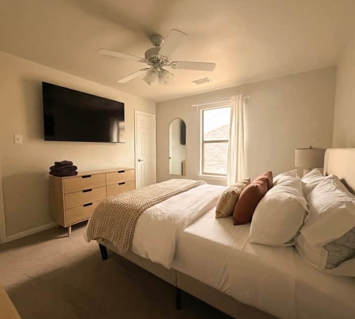 Xavier's Bedroom: Bright Spacious Modern Upstairs - Denton, TX