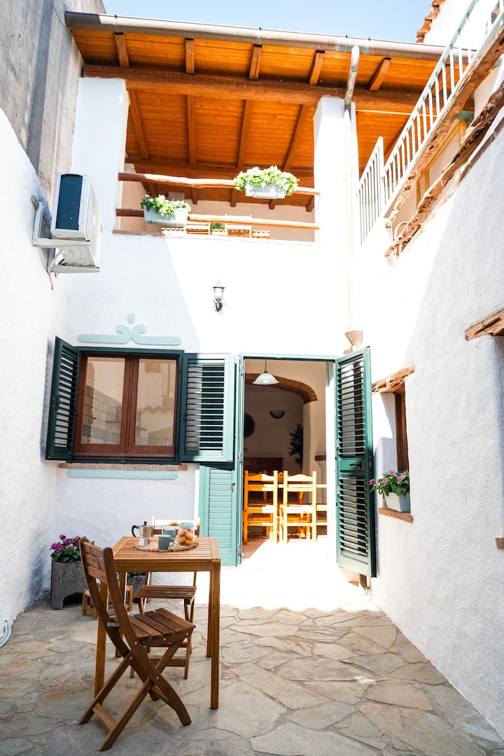 Domo Mojolu · Casa Tipica Vicino Alle Spiagge - Orosei