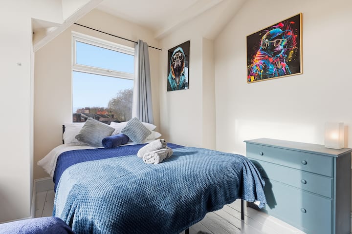 Chorlton Flat· 3 Bed · 6 Beds · All Stays · - Altrincham