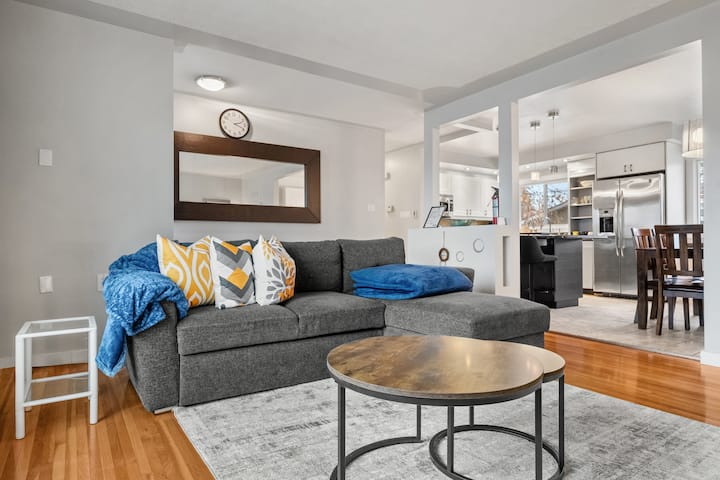 Bark + Bloom Bungalow | Fenced Yard | Pet Friendly - Calgary