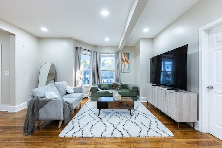 Cozy, Spacious Home Near Downtown Boston - Quincy, MA