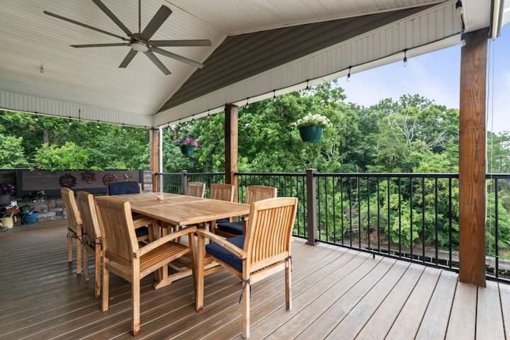 Heron's Crest Retreat ~ Lake Front Views ~ Resort! - Tuckertown Reservoir, NC