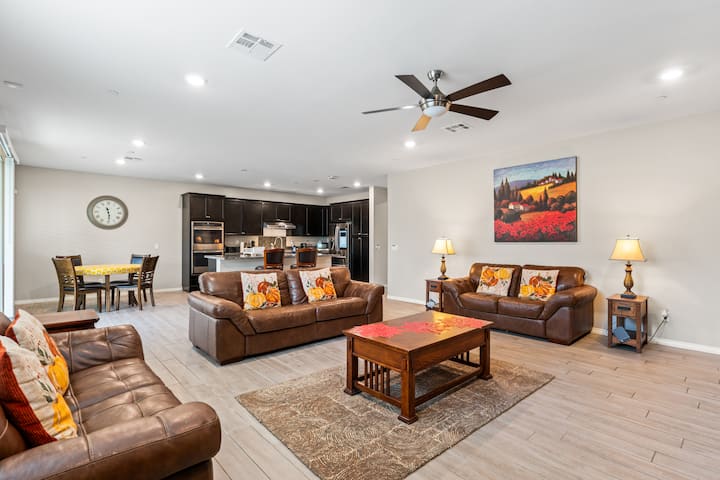 Modern 4br 3 Baths Free Parking Great Location - Riverside, CA