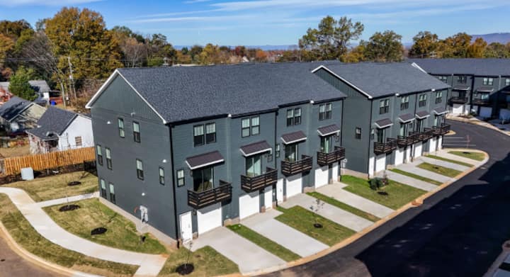 Maybrook Residence • Downtown Greenville Stay - Greenville