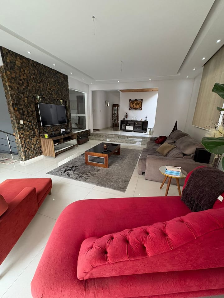 Casa Sala 3 Suítes Lavabo Cozinha Varanda Garagem. - Nova Friburgo