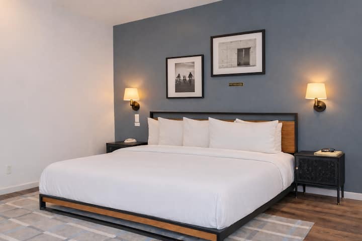 Sosuite | King Suite W Seating Area - Philadelphia, PA