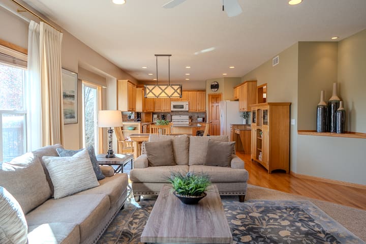 Spacious Modern 5-bed Home –  Near Twin Cities - Farmington, MN