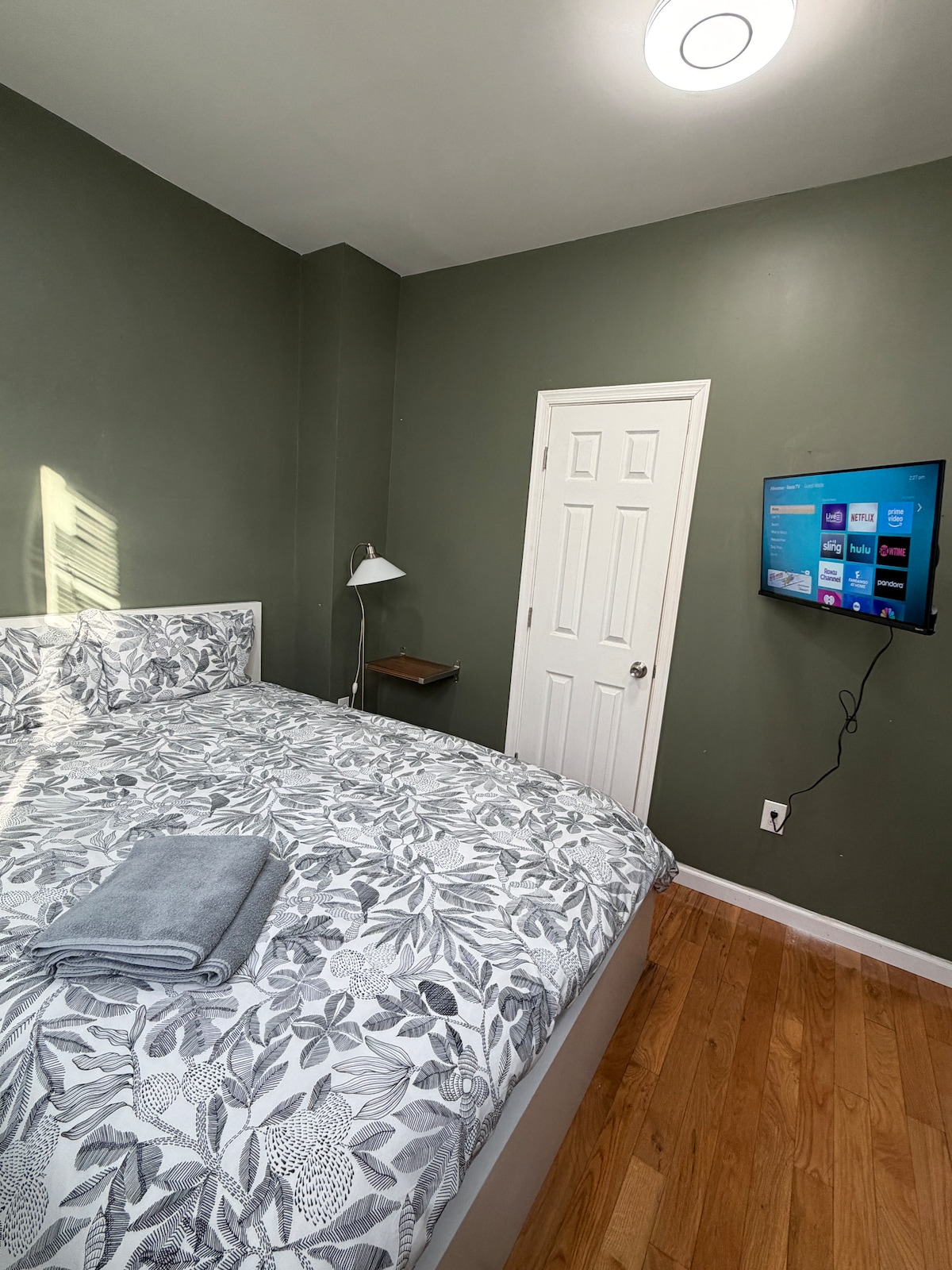 C1. Modern Ensuite Room w/ Private Bath + Roku TV - Houses for Rent in ...