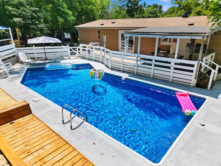 The Retreat: Pool, Hot Tub, Game Room | 4 Br - Belmont, NC