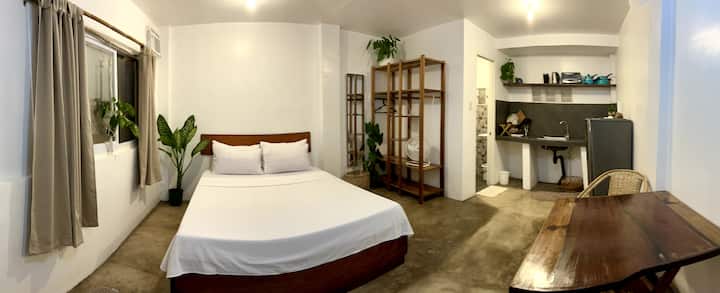Cool Garden Studio W Queen Bed, Ac & Full Kitchen - Puerto Princesa