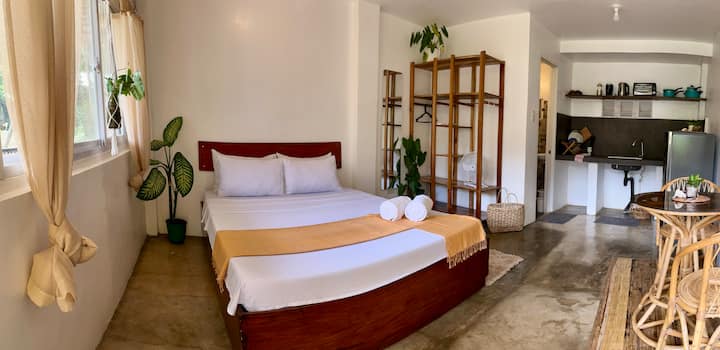 Cool Garden Studio W Queen Bed, Ac & Full Kitchen - Puerto Princesa