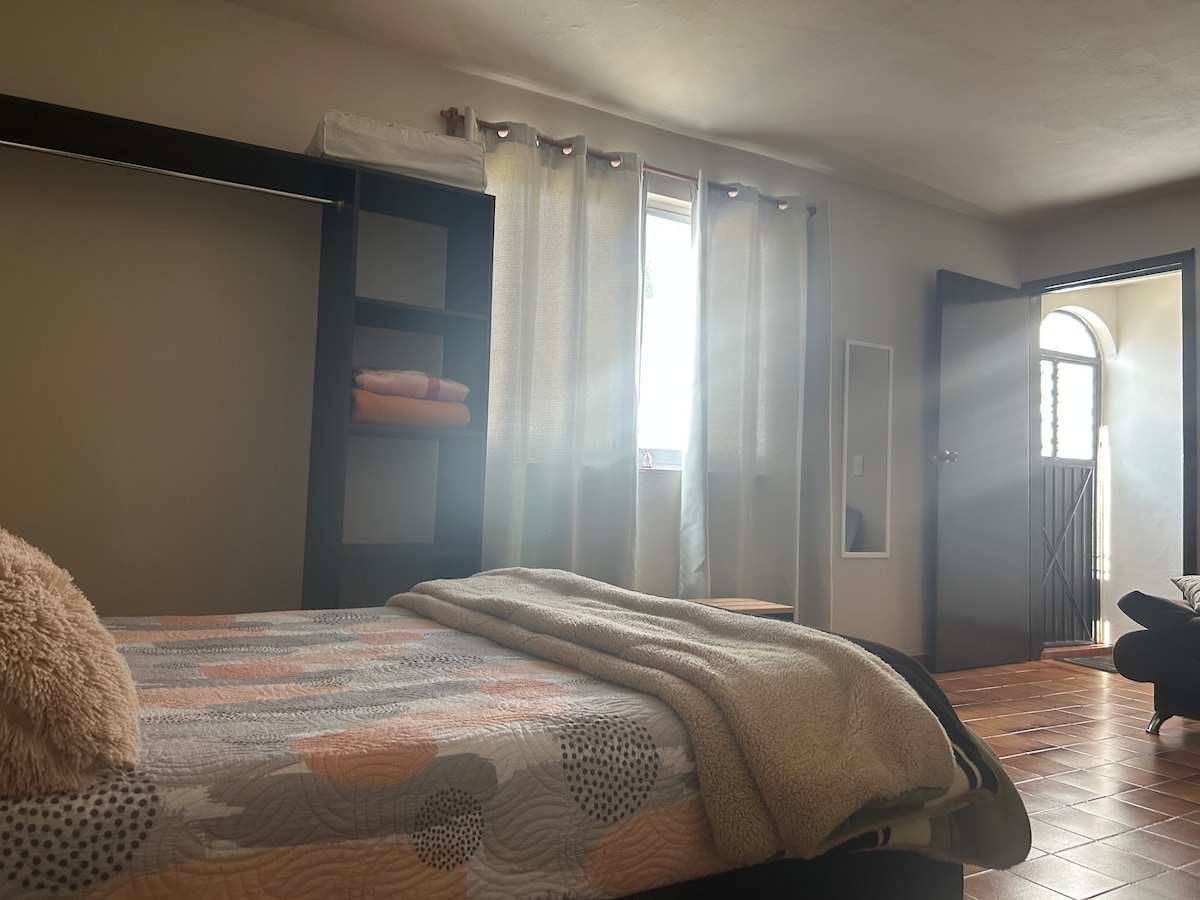 Quarto no andar superior, banheiro privativo, TV Roku - Casas de ...