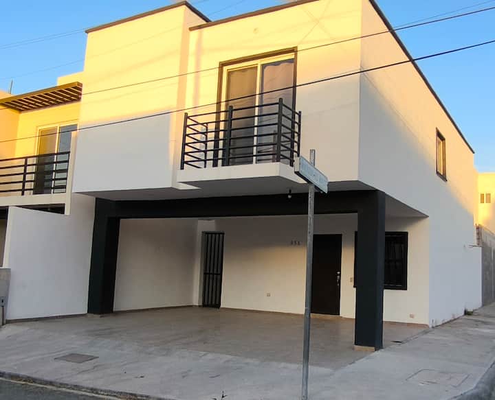 Casa Grande Y Espaciosa En Esquina, Facturamos - Saltillo