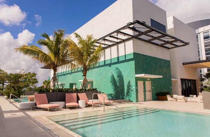 World Cup Base/top Floor/ Rooftop Pool + Gym - Miami, FL