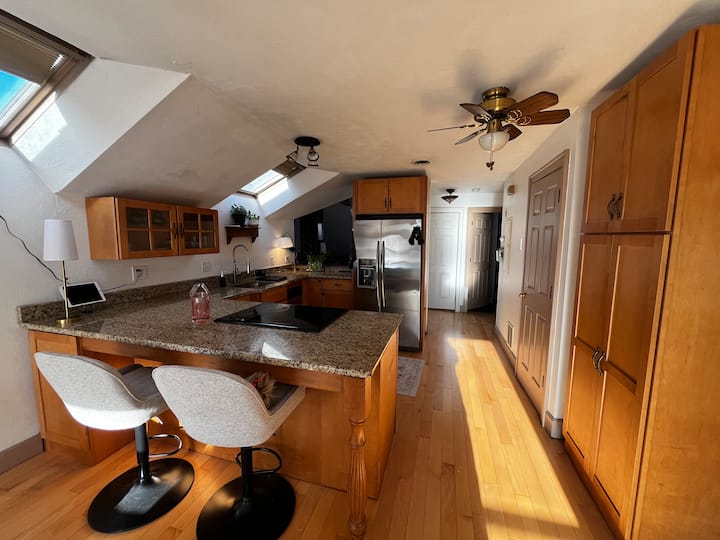 Cozy Apartment Walking Distance To Downtown Dover. - Dover, NH