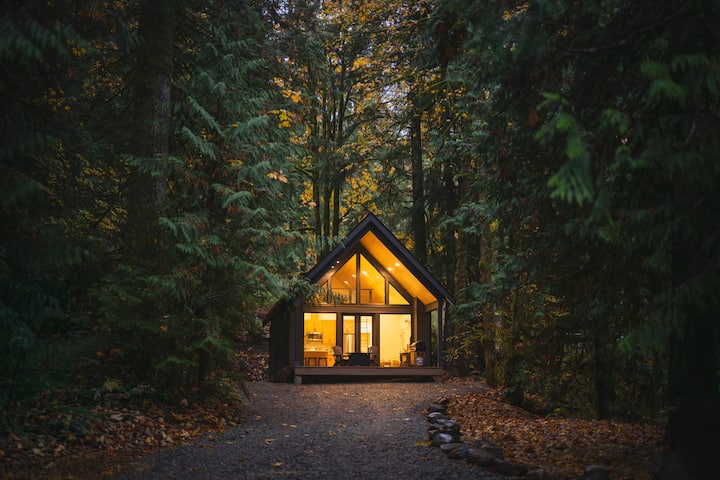 New Nordic Haus | Hot Tub + Sauna + Outdoor Shower - Index, WA