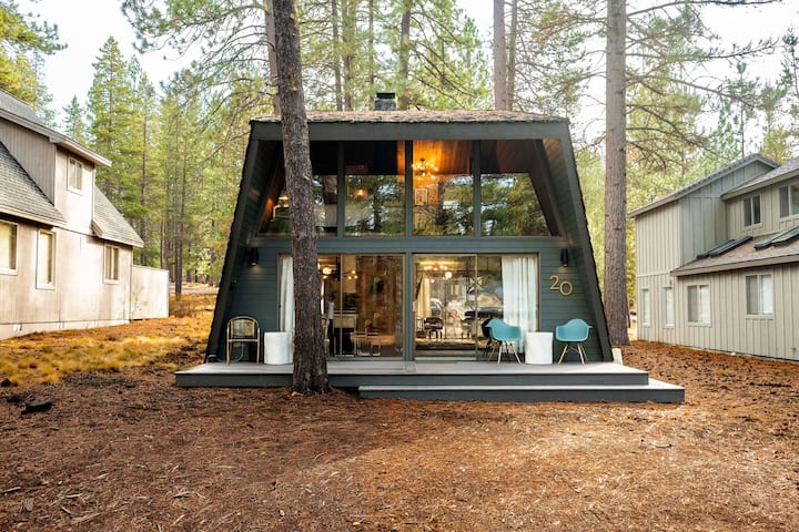 The Mod Lodge A-frame, Retro Sunriver Cabin Vibes! - Sunriver, OR