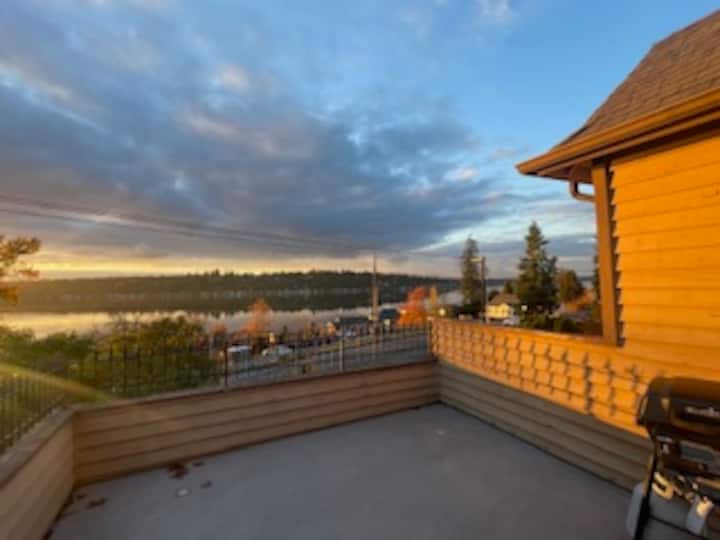 Lakefront Bliss For Couples And Kids - Redmond, WA