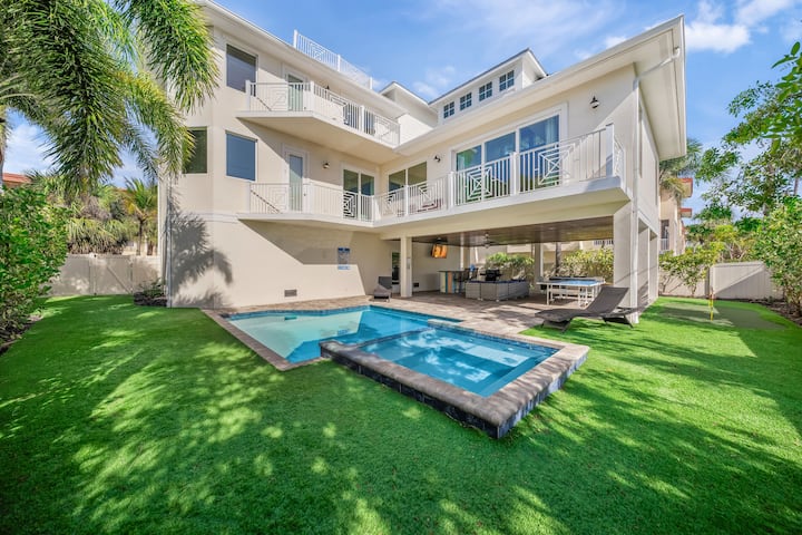 New! Heated Pool & Putting Green! Sleeps 15! - Anna Maria, FL