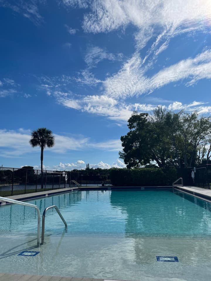 Modern 2 Bedroom, Minutes From Everything - Tamarac, FL