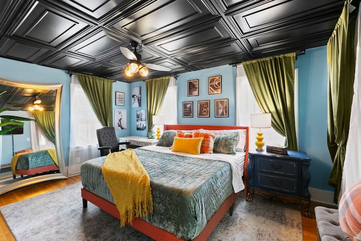 Rewind Vault | Luxe Home W/ Theater, Arcade & Bar - Omaha, NE