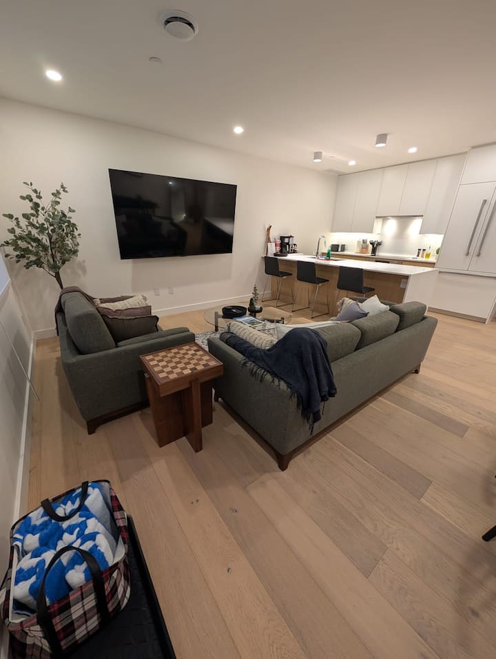 Casa Revy: New 3br Townhome With Private Hot Tub - Revelstoke